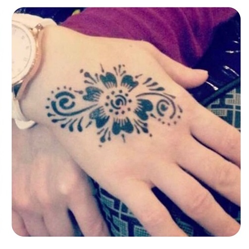 Çiçek geçici dövmeler